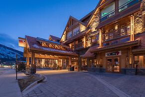 Moose Hotel And Suites, Banff, Canada - Lowest Rate Guaranteed!