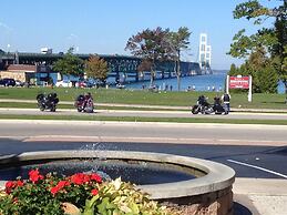 Hotel Parkside Inn Bridgeview, Mackinaw City, United States of America ...
