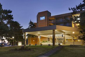 Hotel Ramada by Wyndham Belleville Harbourview Conference Centre ...