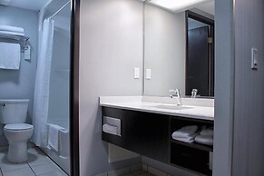 Hotel Stonecroft Inn, Windsor, Canada - Lowest Rate Guaranteed!