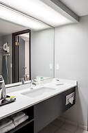 Hotel Stonecroft Inn, Windsor, Canada - Lowest Rate Guaranteed!