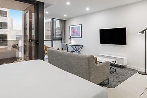 Hotel Meriton Suites Canberra, Canberra, Australia - Lowest Rate ...